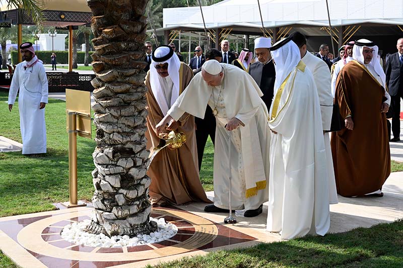 Bahraini king, Azhar imam, Pope of Vatican plant palm tree at Sakhir ...