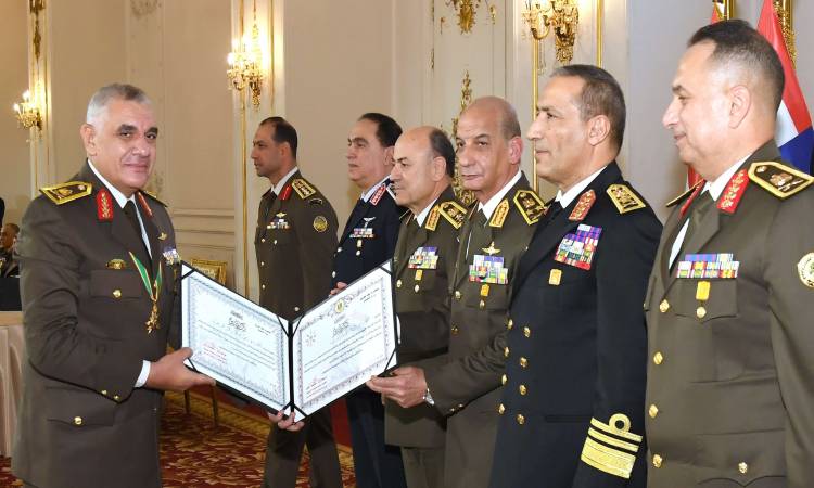 Defense minister honours retired army commanders - Egyptian Gazette