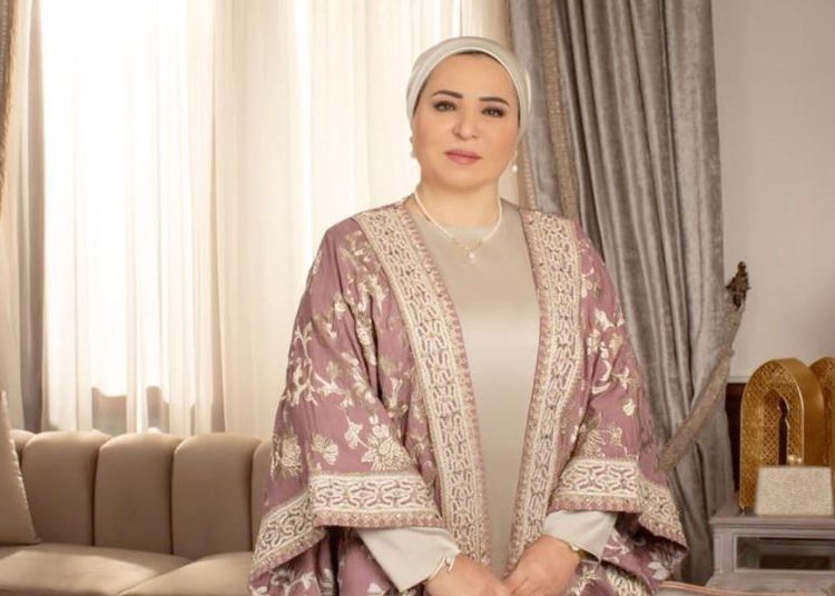 Egypt's first lady greets workers on Labour Day - Egyptian Gazette